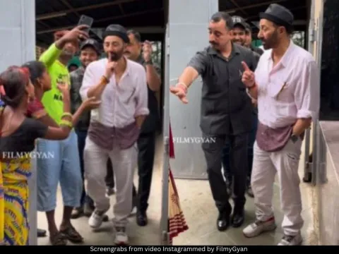 Sunny Deol Loses His Cool At Two Women Who Were Asking For Selfie, Asks ...